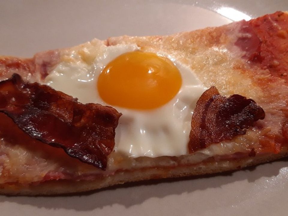 Pizza mit Käse, Zwiebeln, Speck und Ei von BiLo54| Chefkoch