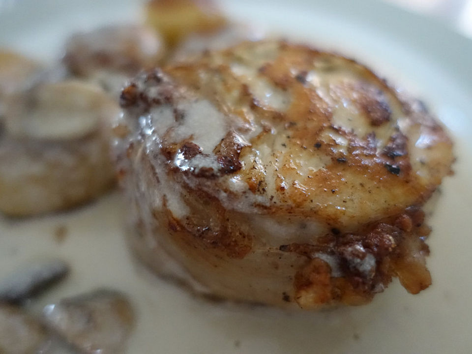 Tournedos von der Hähnchenbrust mit Champignon-Salbeisauce von hefide ...