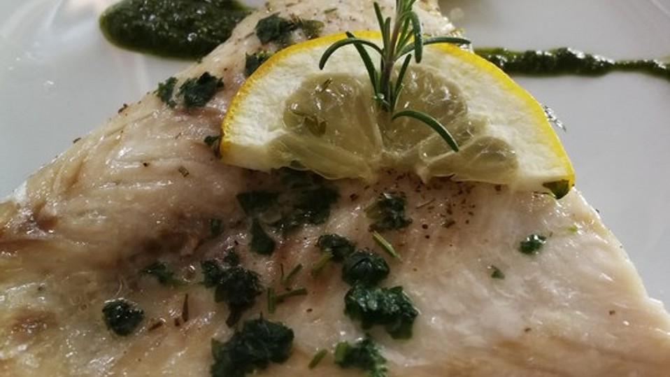 Filet vom Wolfsbarsch aus dem Ofen mit Knoblauch und Peterslie von ...