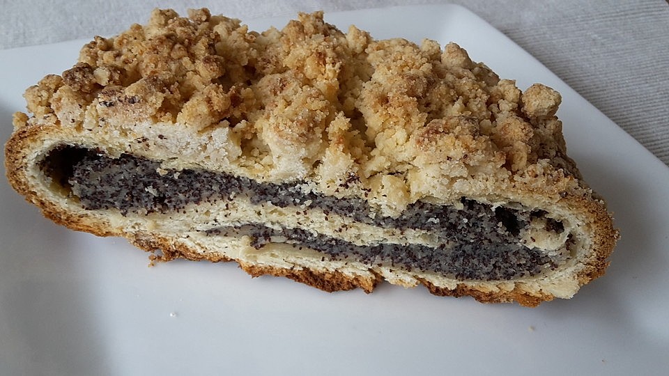 Strietzel mit selbstgemachter Mohn-Marzipan-Füllung und Streuseln von ...