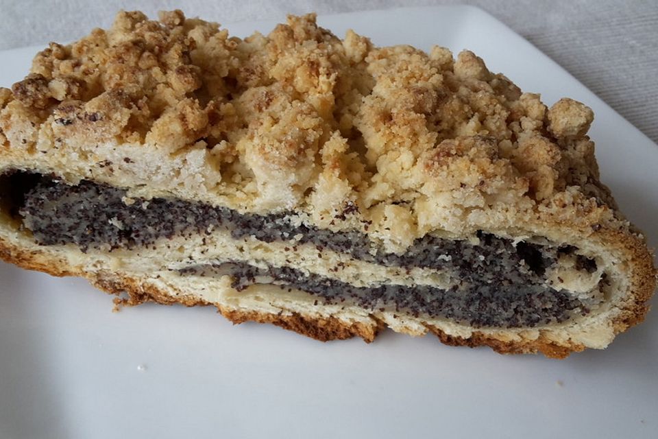 Strietzel mit selbstgemachter Mohn-Marzipan-Füllung und Streuseln von ...