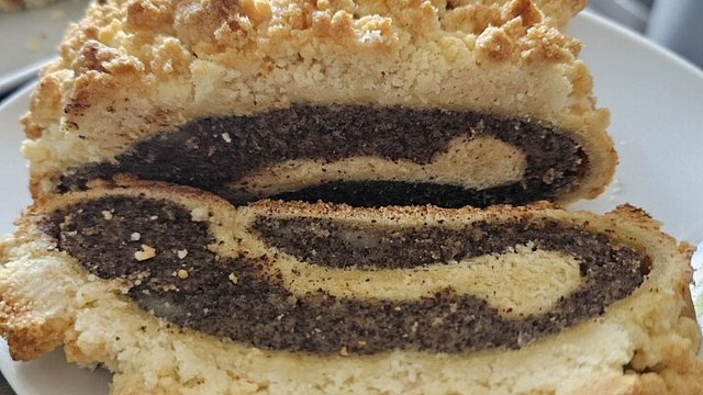 Strietzel mit selbstgemachter Mohn-Marzipan-Füllung und Streuseln von ...