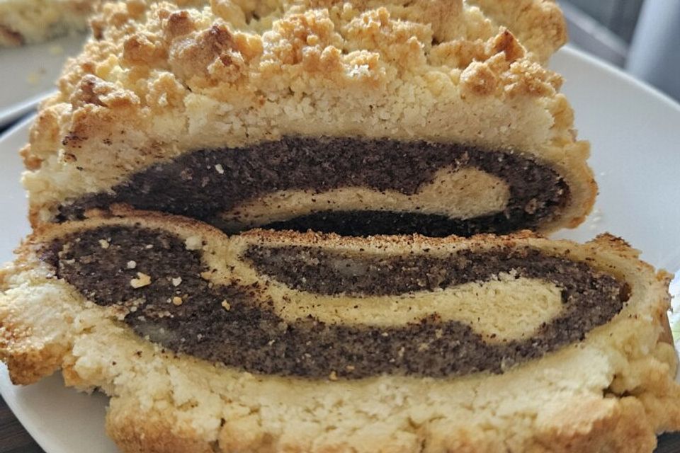 Strietzel mit selbstgemachter Mohn-Marzipan-Füllung und Streuseln von ...