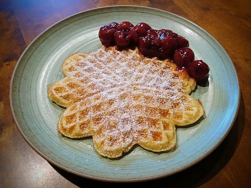 Frische Waffeln mit Puderzucker und heißen Kirschen von Brina1181| Chefkoch