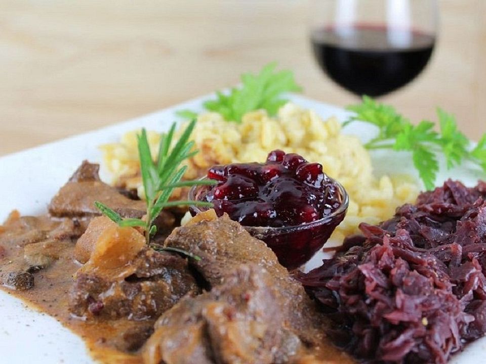 Geschmortes Hirschgulasch mit Pilzen von Die_Frau_am_Grill| Chefkoch