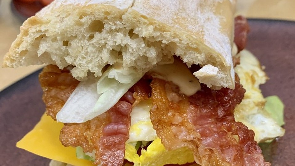 Avocado-Bacon-Ei Sandwich mit Spicy Mayo von Diplompsychopath