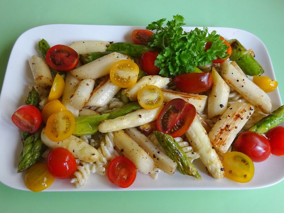 Gebratener Spargel mit Pasta, Sauce Hollandaise und Tomaten von McMoe ...