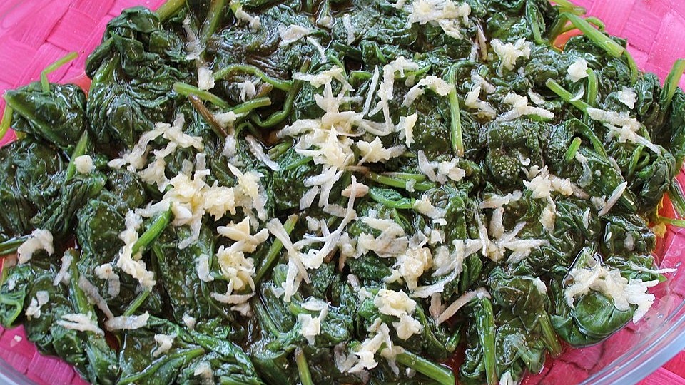 Frischer Blattspinat mit Knoblauch und Olivenöl von Qumpfer| Chefkoch