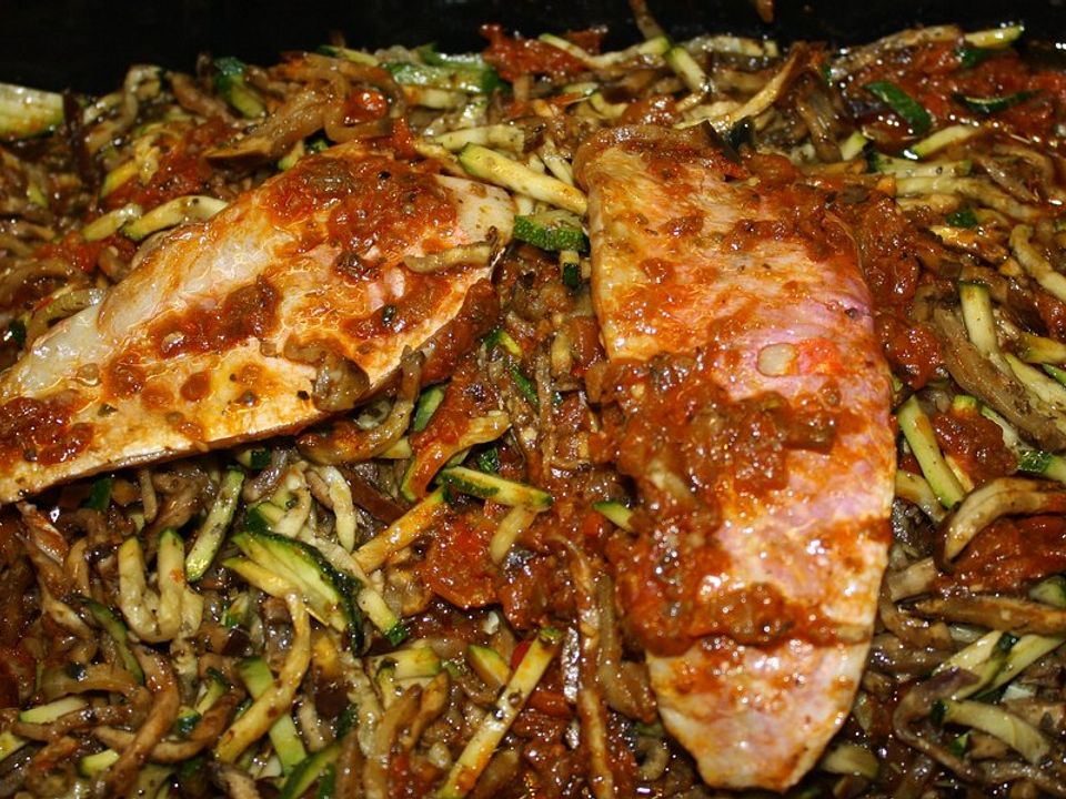 Rote Meerbarbe auf Zucchinigemüse von Klaumix| Chefkoch