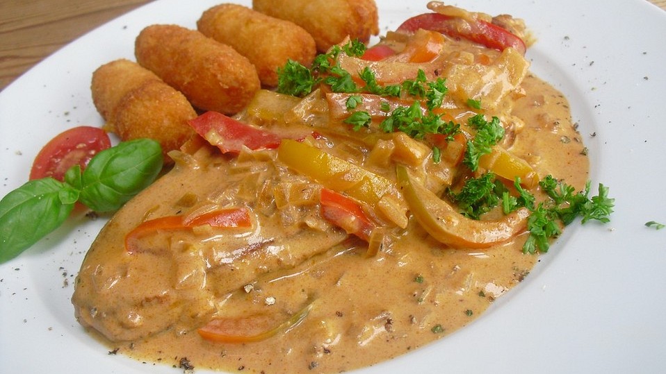 Schnitzel in Paprika-Rahm-Sauce von acigrand