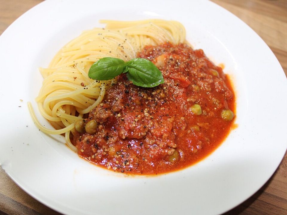 Tomaten-Hackfleischsauce mit Erbsen und Champignons von TheRookieChef ...