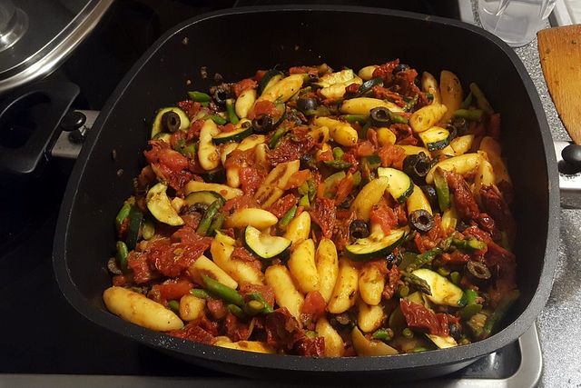 Schupfnudelpfanne mit grünem Spargel, Zucchini und Tomaten von B00bie