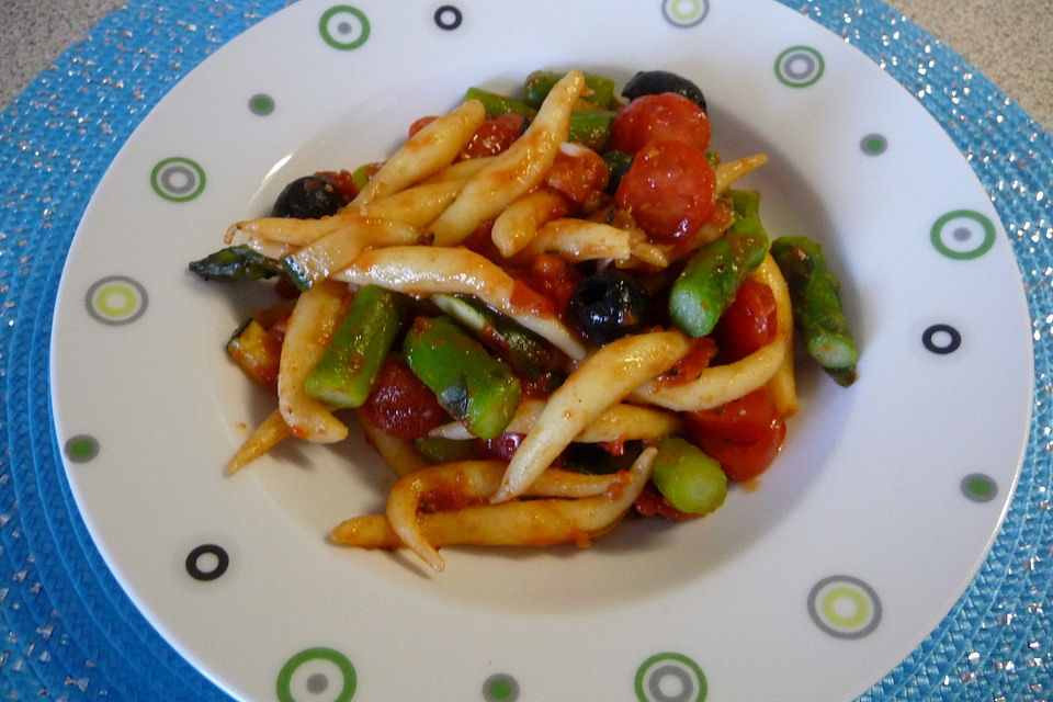 Schupfnudelpfanne mit grünem Spargel, Zucchini und Tomaten von B00bie