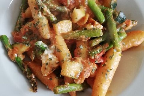 Schupfnudelpfanne mit grünem Spargel, Zucchini und Tomaten von B00bie