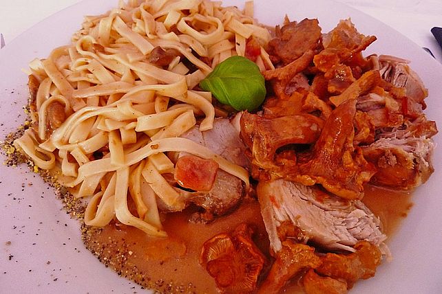 Kalbsmedaillon mit Bandnudeln und Pfifferlingen von kangoo| Chefkoch