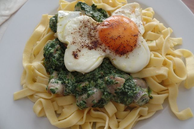 Nudeln mit Spinat-Pilzsauce und Spiegelei von Sheeva1960| Chefkoch