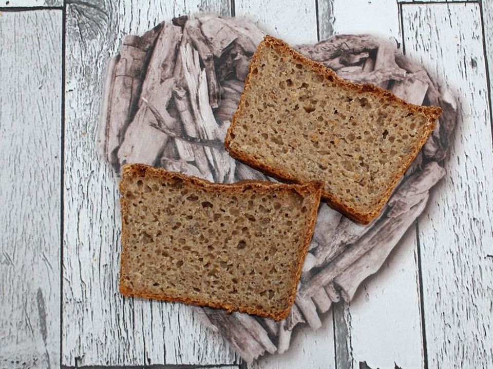 Dinkel-Weizen-Roggensauerteig-Vollkornbrot mit zweiterlei Leinsamen und isländischem Frischkäse ...