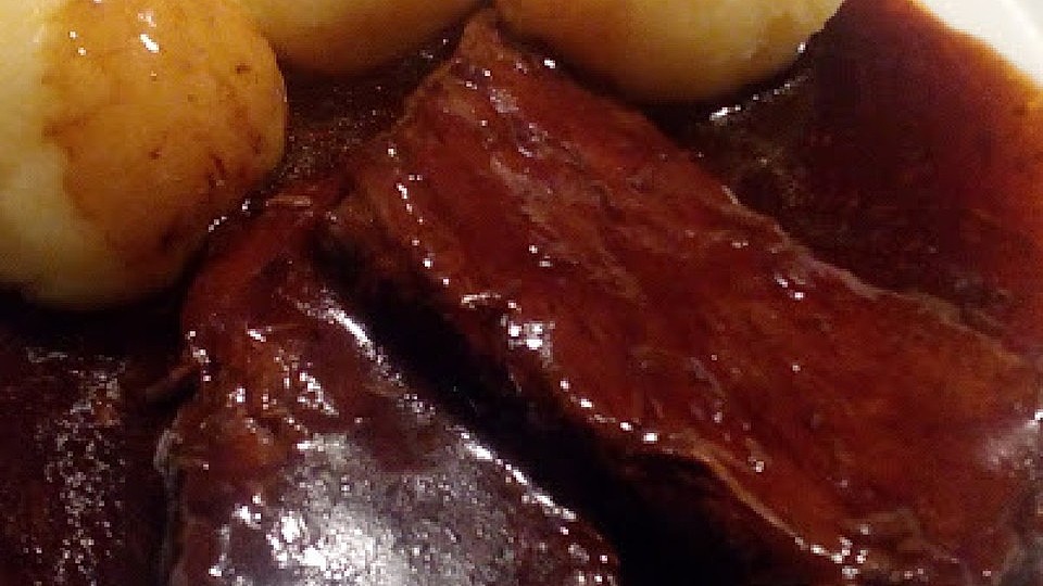 Schweinebraten mit Rotwein-Gemüse-Reduktion