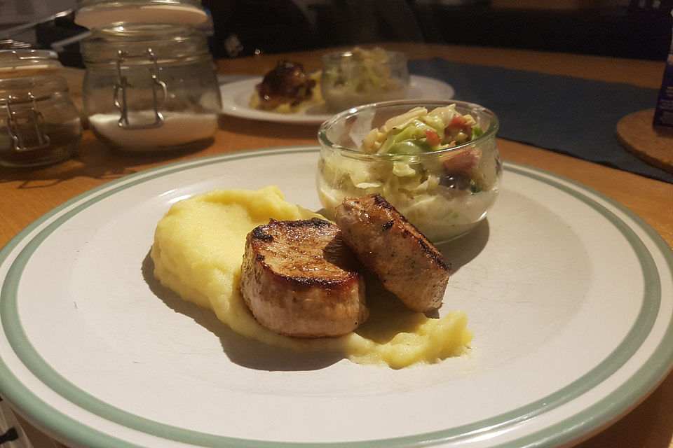 Schweinefilet auf Rahmspitzkohl mit Speck und Kartoffelpüree von Nudili