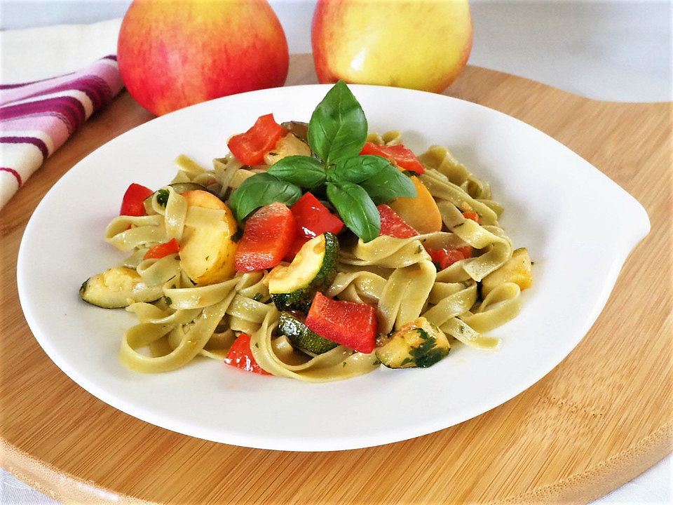 Bunte Pasta mit Äpfeln von trekneb| Chefkoch