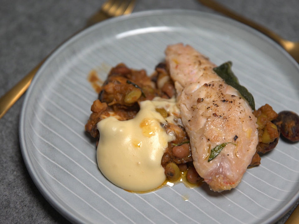 Bohnenragout mit Pulpo, heller Tomatensoße und Rotbarbenfilet von ...