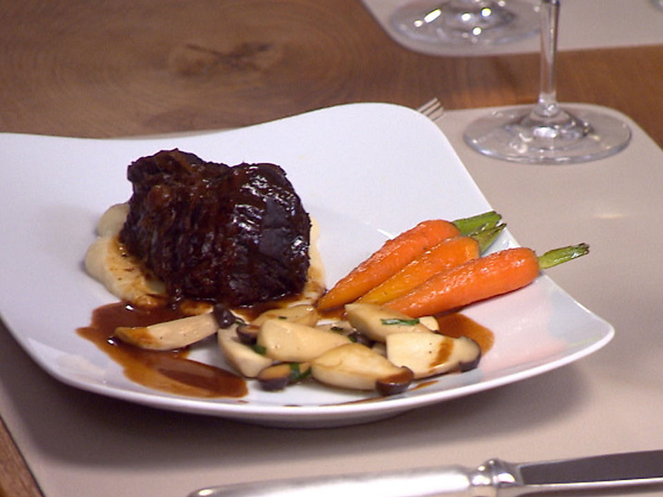 Ochsenbäckchen auf Petersilienwurzelpüree mit Kräuterseitlingen ...