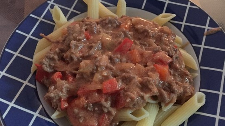 Gehacktes in Paprika-Tomatensoße mit Nudeln von heidchristian