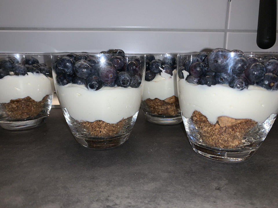 Cheesecake-Dessert mit Keksen und Heidelbeeren von nellyrmsch | Chefkoch