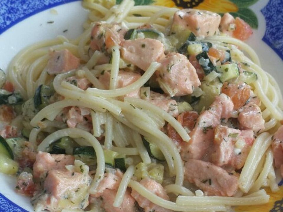 Pasta mit Lachs-Zucchini-Sauce von Koelkast | Chefkoch