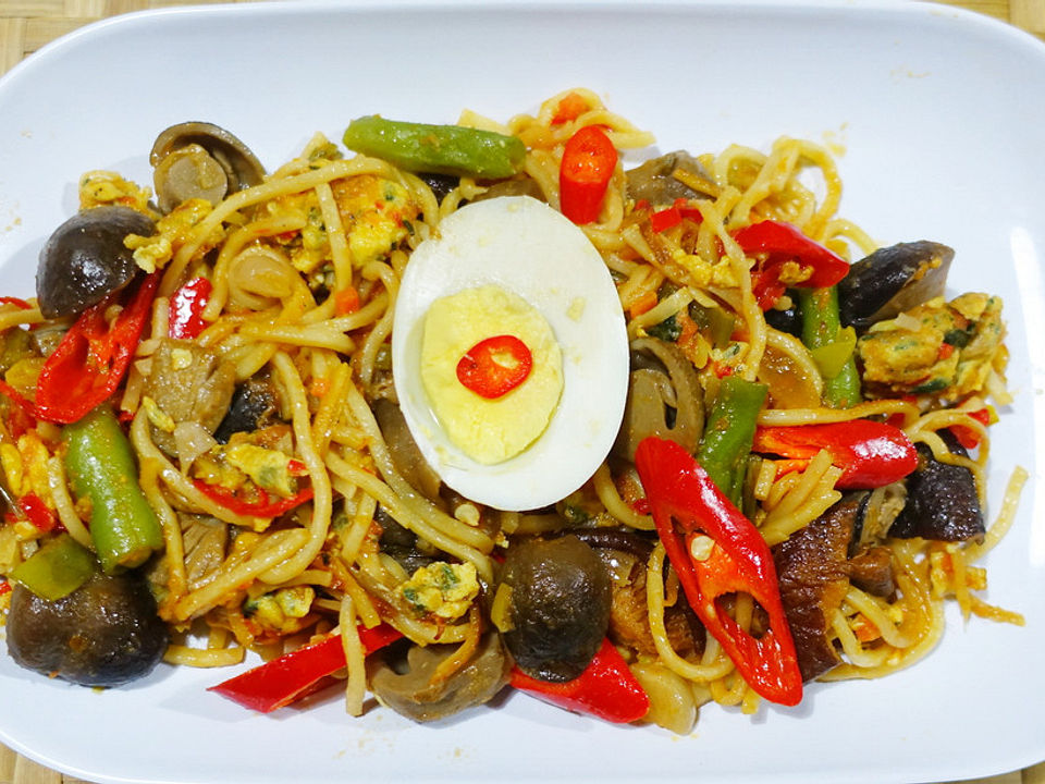 Bunte gebratene Nudeln mit Pilzen und Ei von dieter_sedlaczek| Chefkoch