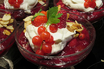 Rote Grütze mit Mandelkrokant und Sahne von Barbabietola| Chefkoch