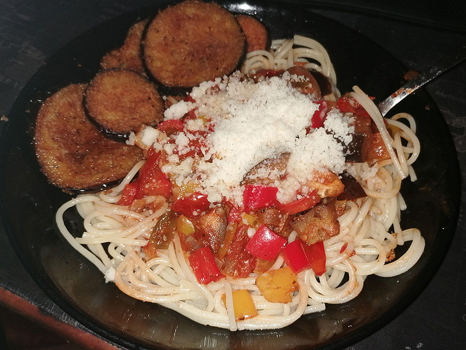 Panierte Auberginen mit Spaghetti und mediterranem Gemüse von ...