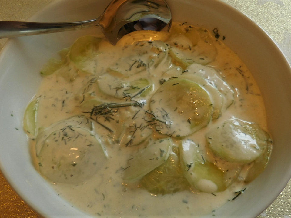 Gurkensalat mit Saure-Sahne-Dressing von bBrigitte | Chefkoch