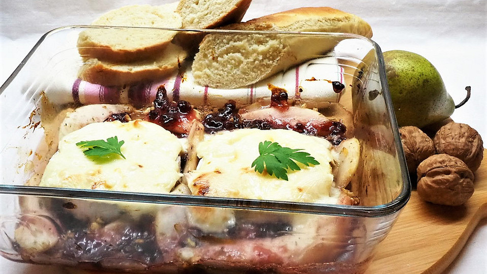 Gebackener Camembert mit Birnen und Preiselbeeren von trekneb