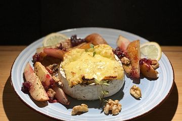 Gebackener Camembert mit Birnen und Preiselbeeren von trekneb| Chefkoch