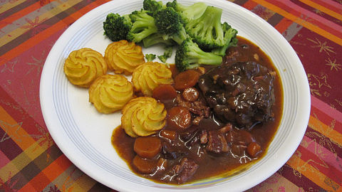 Rinderbacke in Rotwein geschmort von Monika