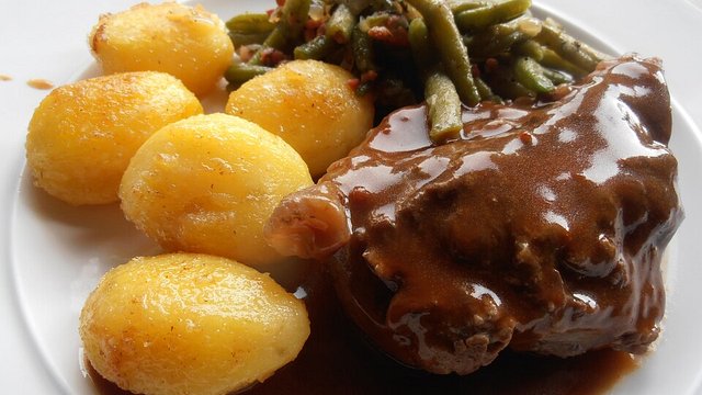 Rinderbacke in Rotwein geschmort von Monika