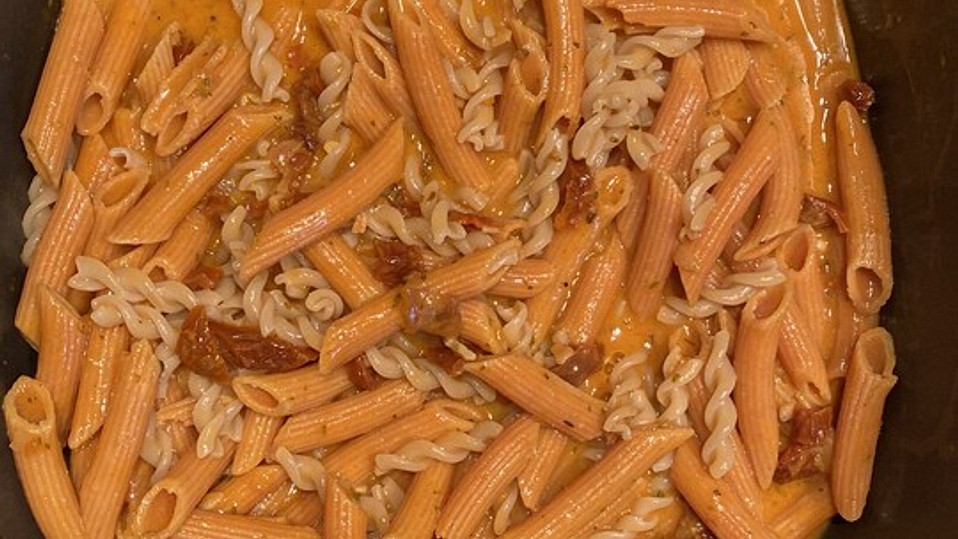 Rote Linsen-Pasta mit Tomatensauce von trekneb