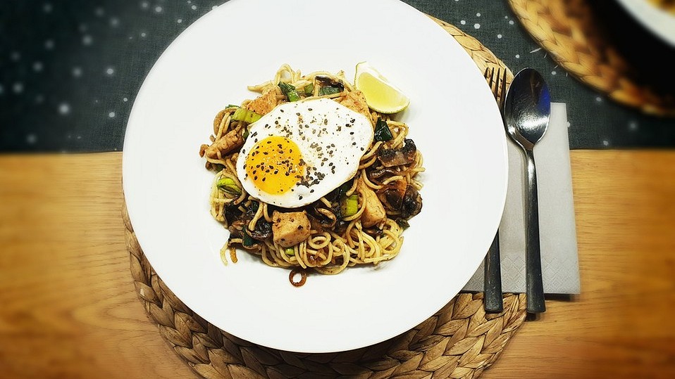 Asiatisches Spiegelei mit schwarzem Sesam auf Mie-Nudeln mit Hoisin ...