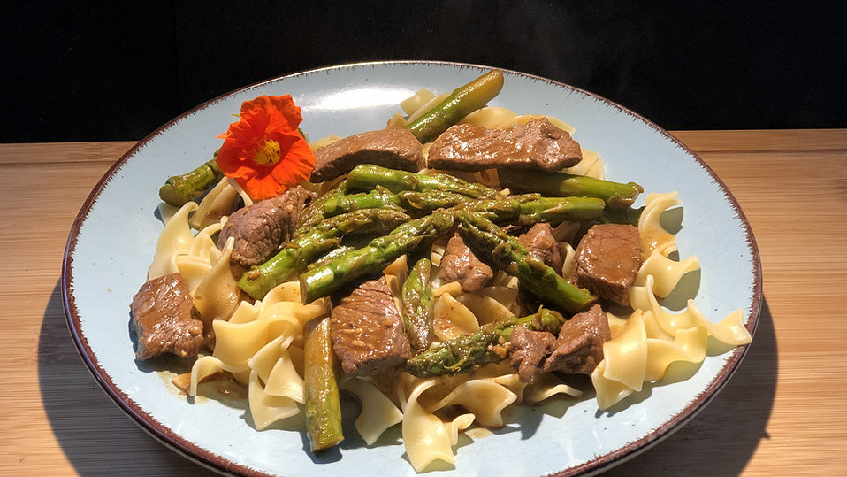 Rinderstreifen mit grünem Spargel und Bandnudeln von BabaLev