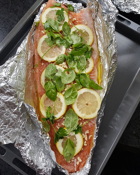 Stilvolle Ganze Lachsseite Im Backofen Bilder