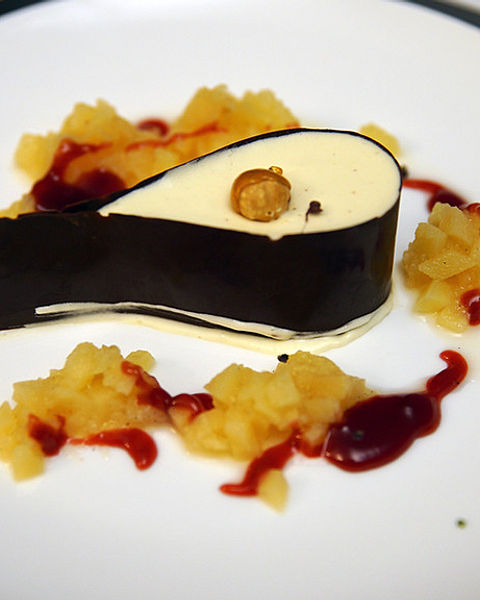 Weiße Mousse mit Tonkabohne zwischen Frucht von DasperfekteDinner