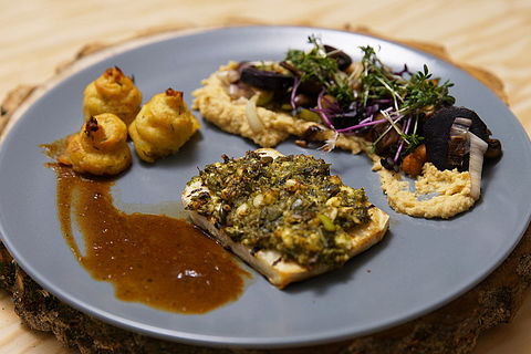 Sellerie-Steak mit würziger Haube, Herzoginkartoffeln und cremig ...