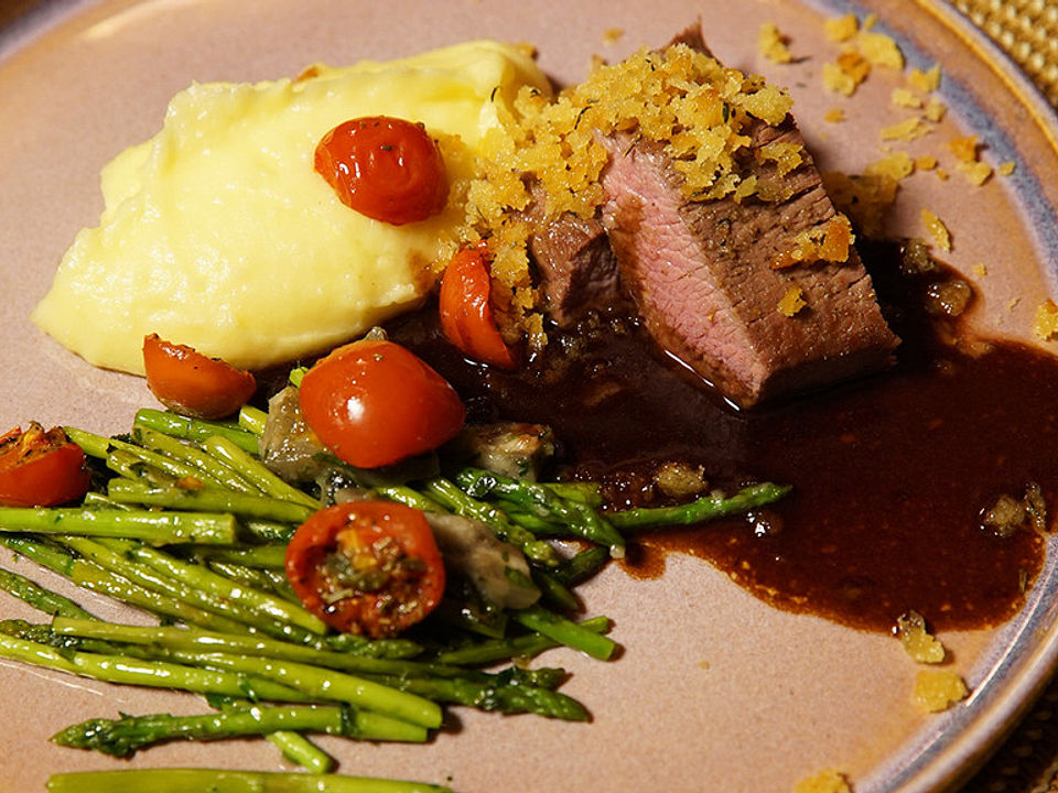 Lammfilet mit Jus, dazu Tomaten, Spargel und Artischocken von ...