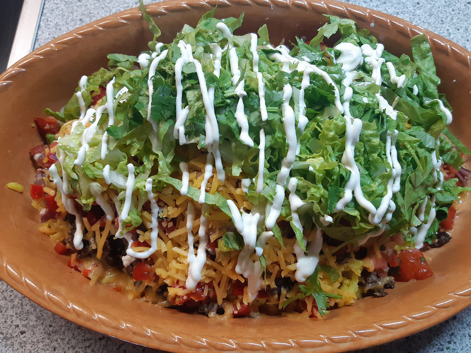 Burrito Bowl mit gelbem Reis, schwarzen Bohnen und Rinderhack von ...