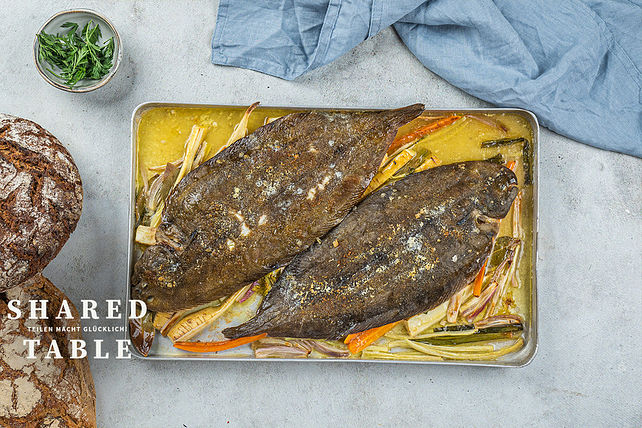 Ganzer Plattfisch mit reduzierter Sahne, verbranntem Spitzkohl und ...