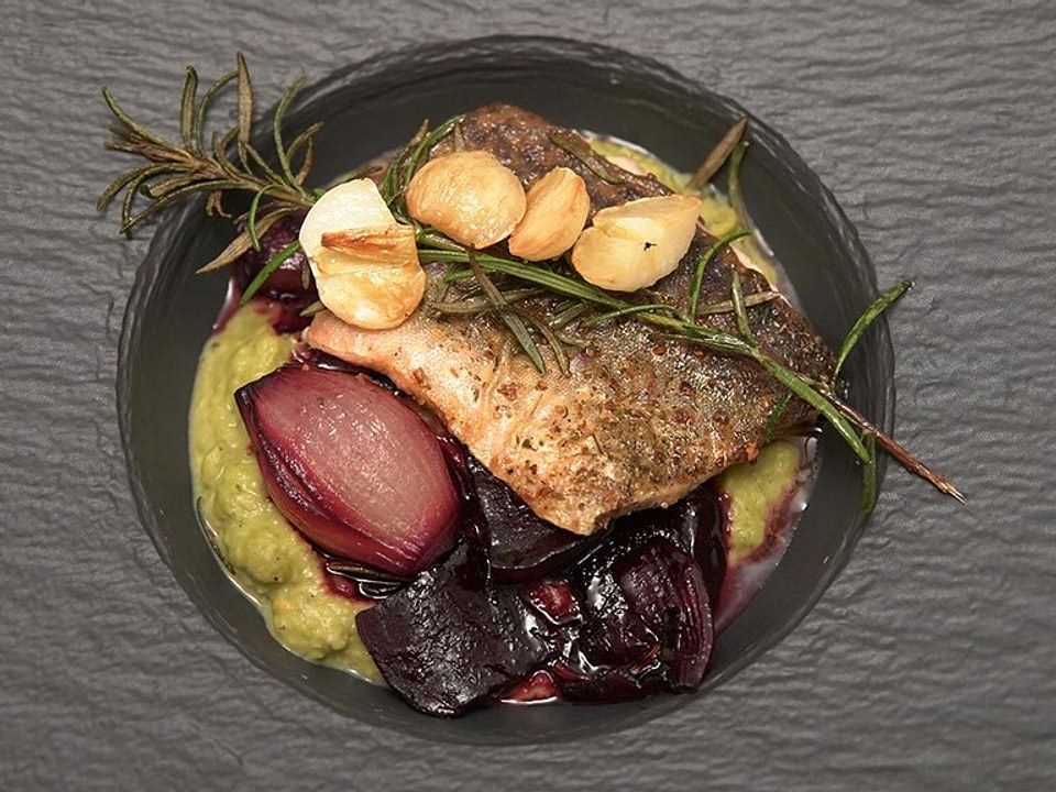 Saibling mit Rotwein-Rote Bete-Schalotten und grünem Stampf von ...