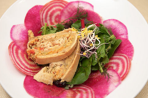 Strudel von der Forelle auf Rettich-Rüben-Carpaccio und ...