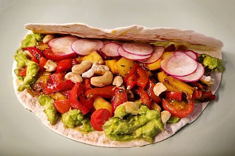 Wraps mit Mango-Paprika-Minz-Ragout und Tomaten auf Avocado-Vanille-Dip ...