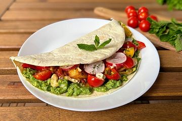 Wraps mit Mango-Paprika-Minz-Ragout und Tomaten auf Avocado-Vanille-Dip ...